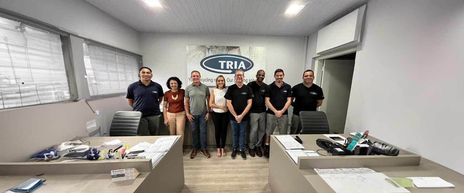 24 anos de sucesso e inovação com TRIA do Brasil! - Armário Plástico